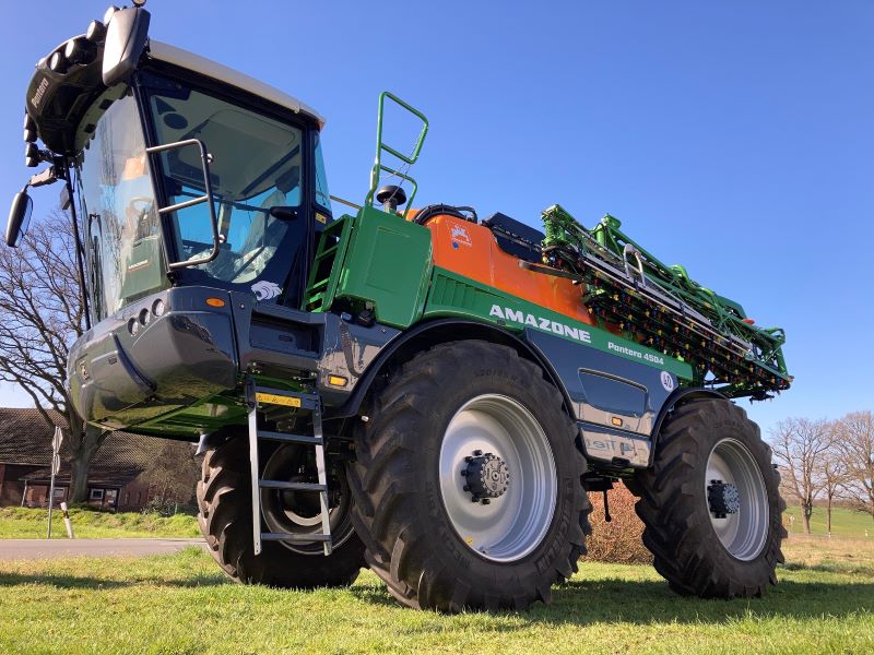 Amazone Pantera 4504 sprayer with air brake system